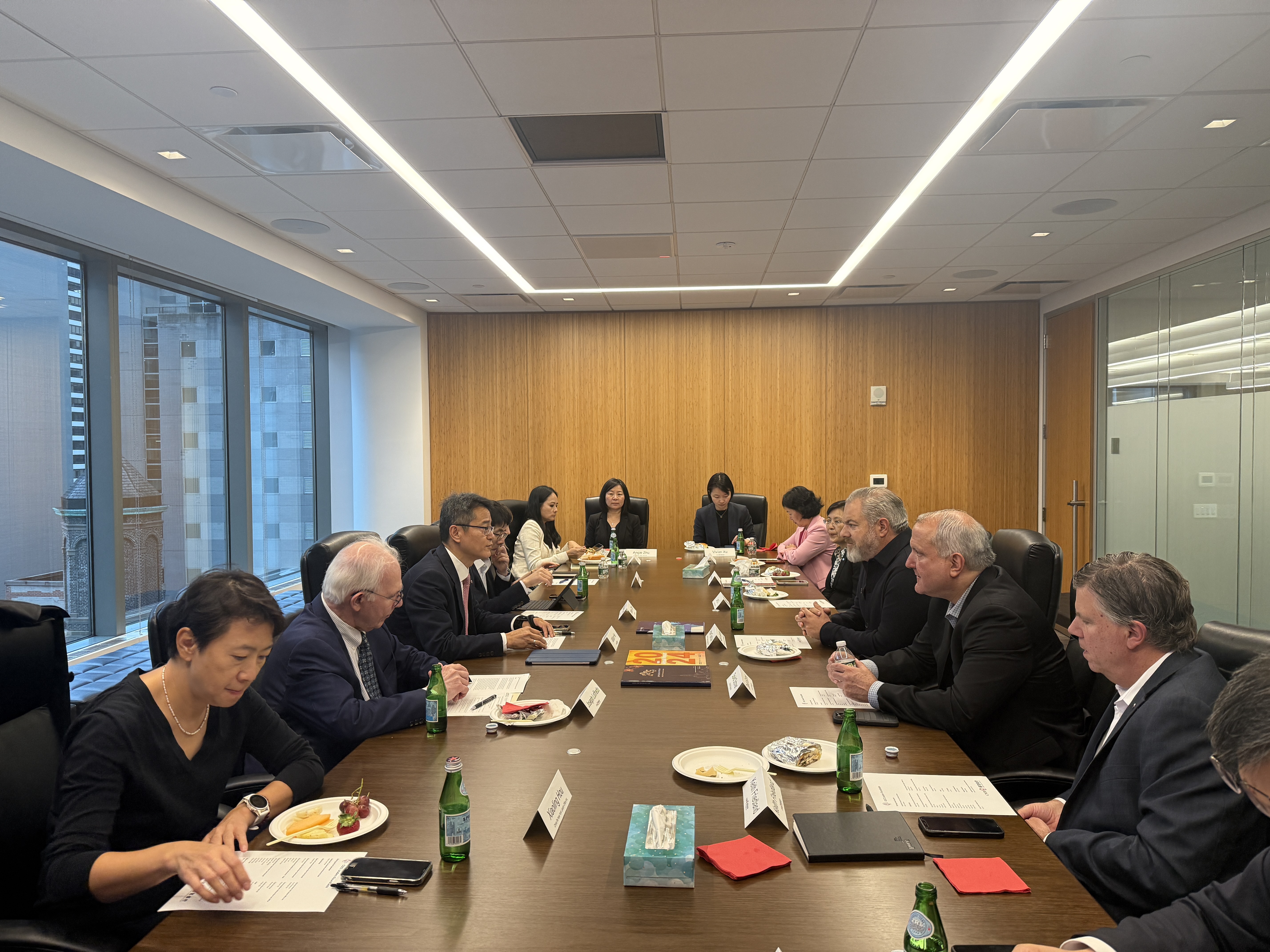 美国中国总商会在招商银行纽约分行举办“领导力圆桌”会议 Adam Sandow出席